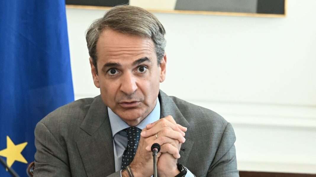 Ερωτήματα για τον τρόπο που… κάνει τον σταυρό του ο Μητσοτάκης - Voice News