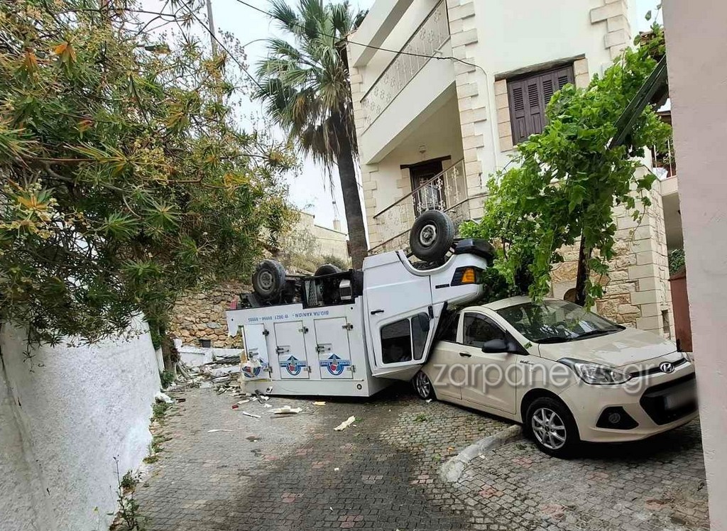 «ΑΠΙΣΤΕΥΤΟ» ΤΡΟΧΑΙΟ - Φορτηγό «τούμπαρε» και «κατέληξε» πάνω σε ΙΧ ...
